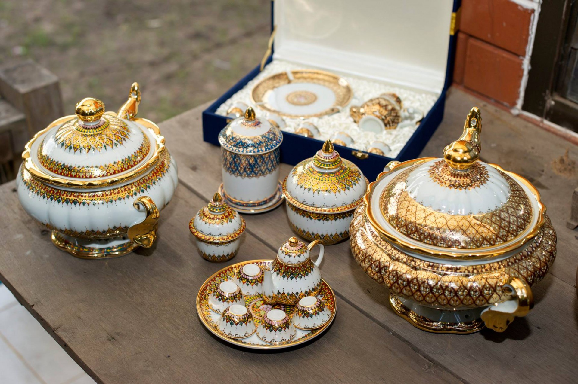 Benjarong Porcelain: The Royal Ceramic Art of Thailand - Siam Travel ...